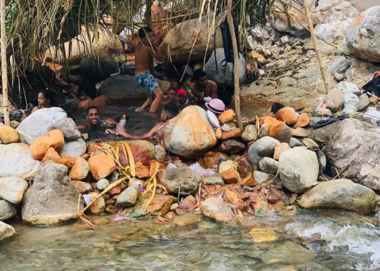 Guayabal: aguas termales y paseo agrícola a sus turistas